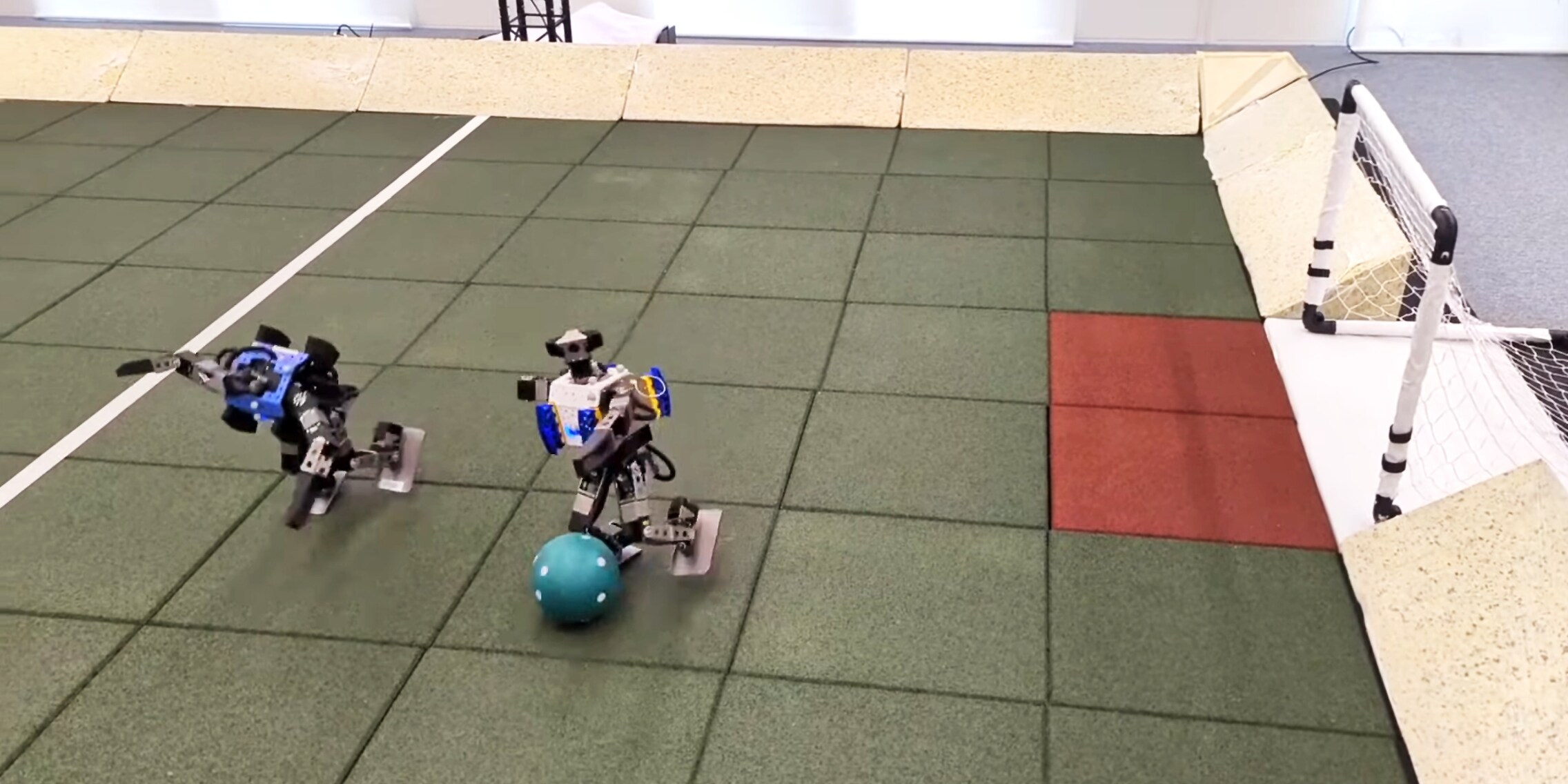 DeepMind teaches mini-robots how to play football - Galaxus